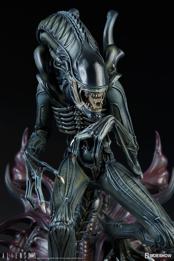 xenomorph warrior statue