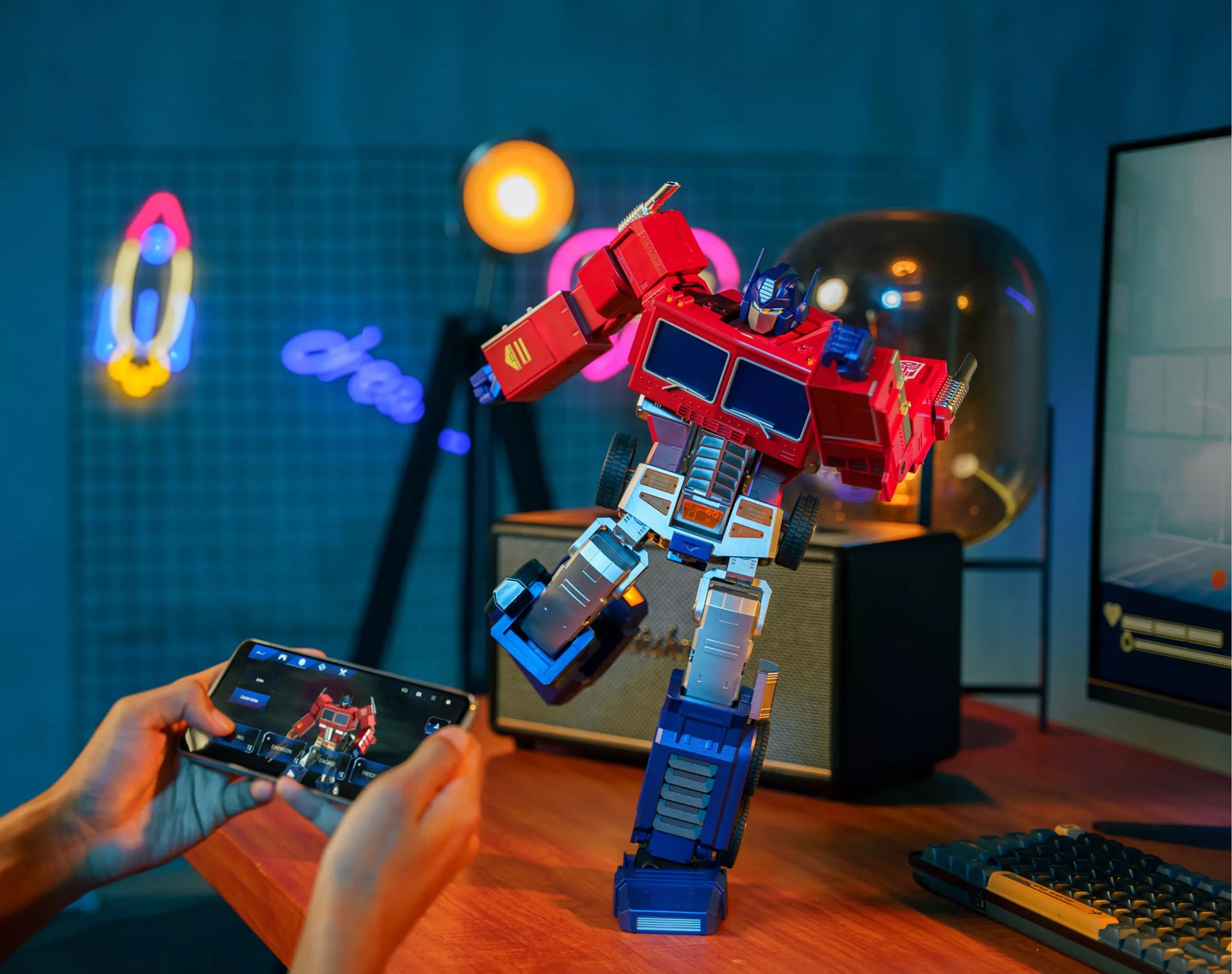 Optimus Prime G1 Elite Robot Electronic by Robosen | Sideshow Collectibles