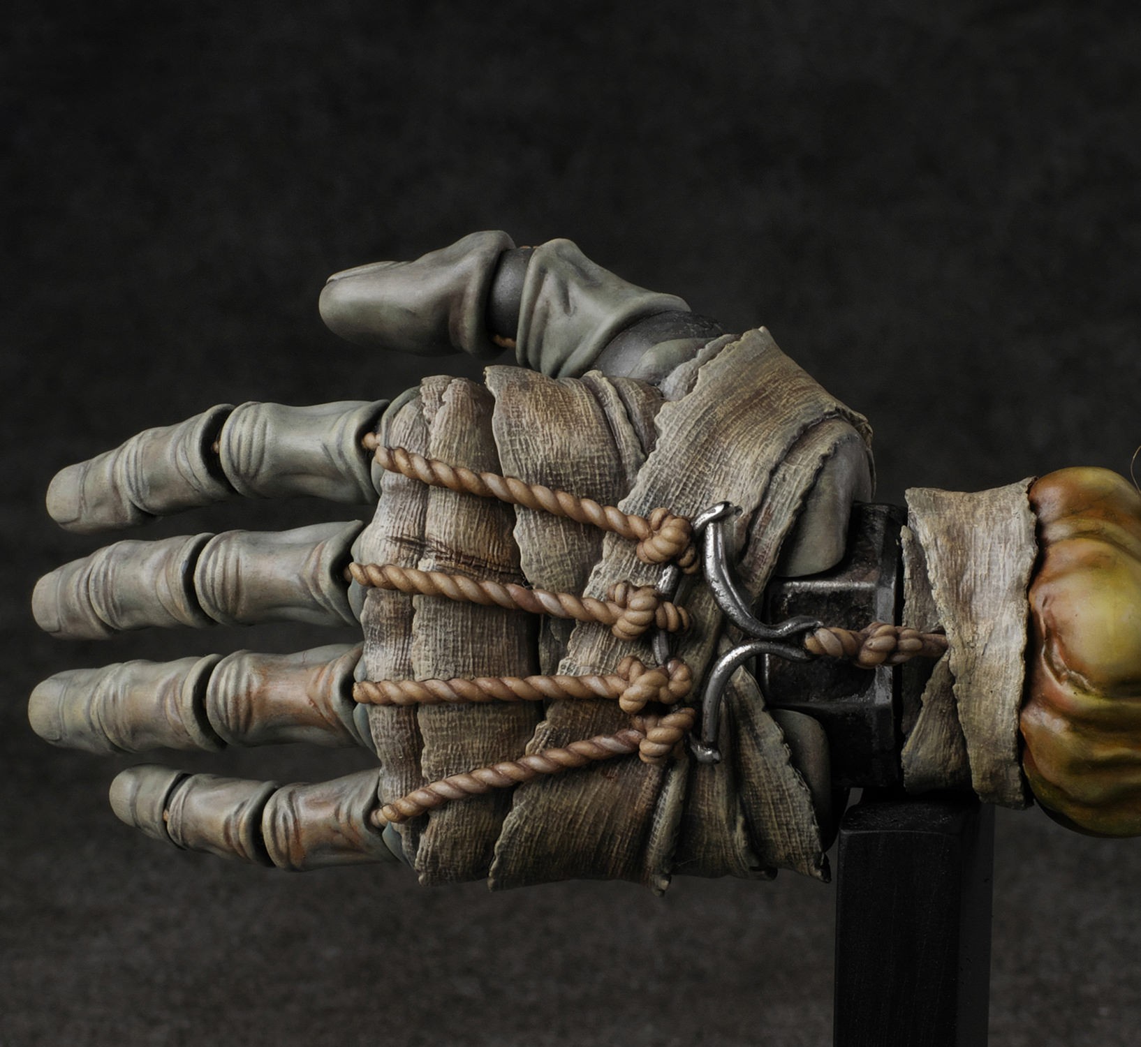 Shinobi Prosthetic Scaled Replica by Gecco Corp | Sideshow Collectibles