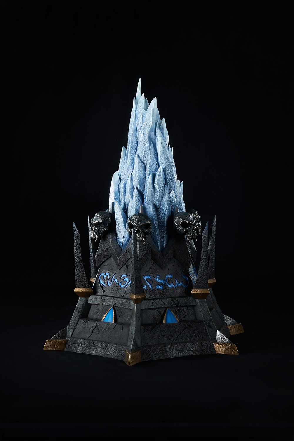 Frostmourne Sword Ice Pedestal Replica by HEX Collectibles | Sideshow ...
