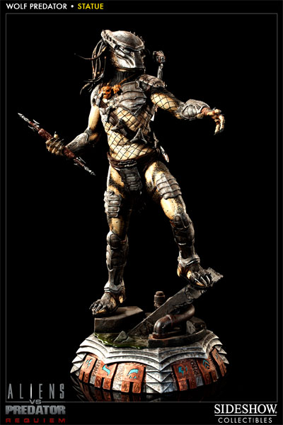 predator wolf statue