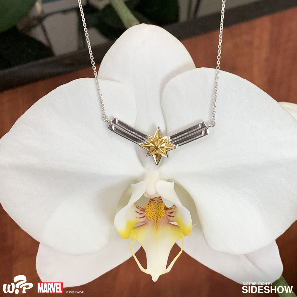 Captain Marvel's Gold Necklace | Sideshow Collectibles