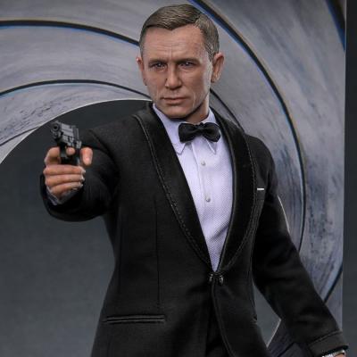 James Bond Sixth Scale Figure by Hot Toys | Sideshow Collectibles